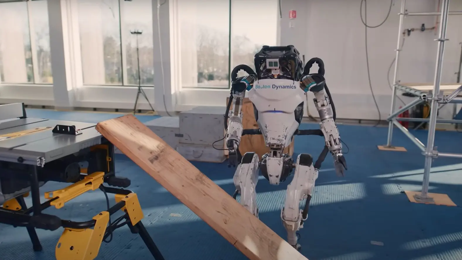 Robot – građevinac pomaže radnicima: Brži od čoveka, spretniji od dizalice