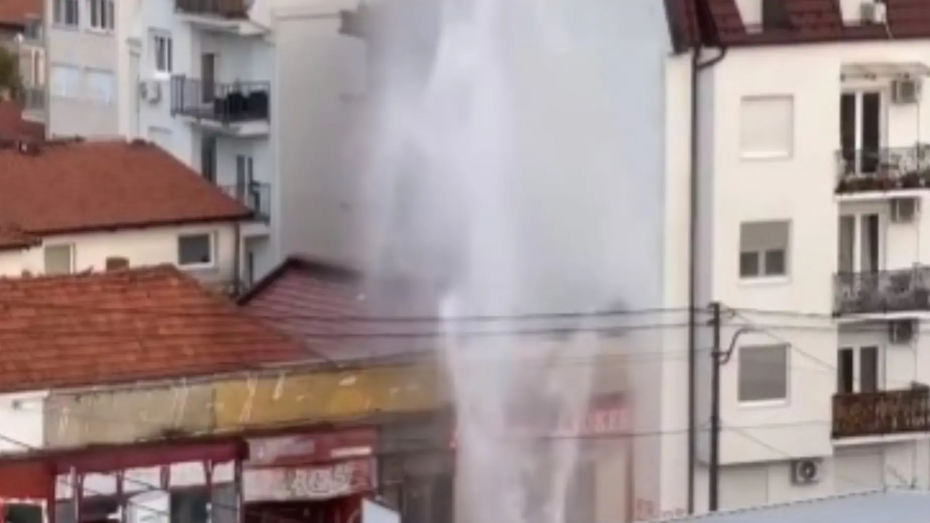 Pukla cev u Beogradu: Na Vračaru iz pukotine šiknuo gejzir visok ...