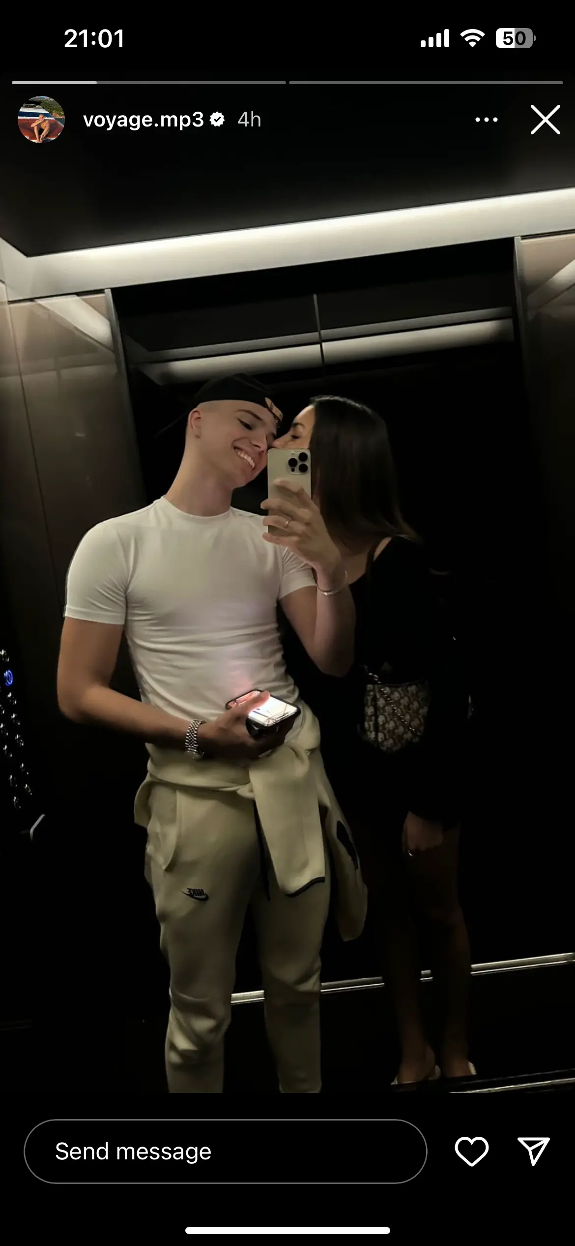 Prva intimna fotografija sa novom izabranicom: Vojaž više ne krije sreću