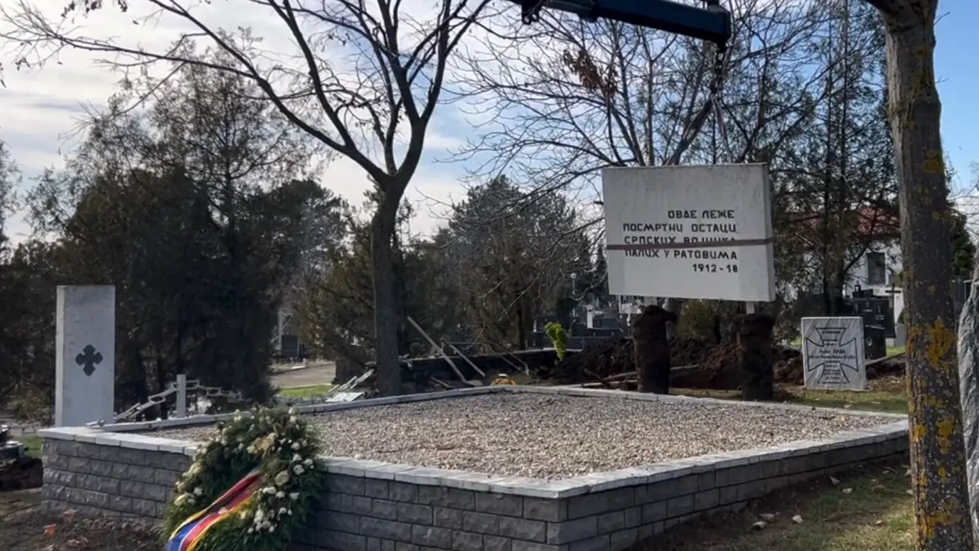 Spomenik srpskim vojnicima na groblju u Prištini vraćen na svoje mesto