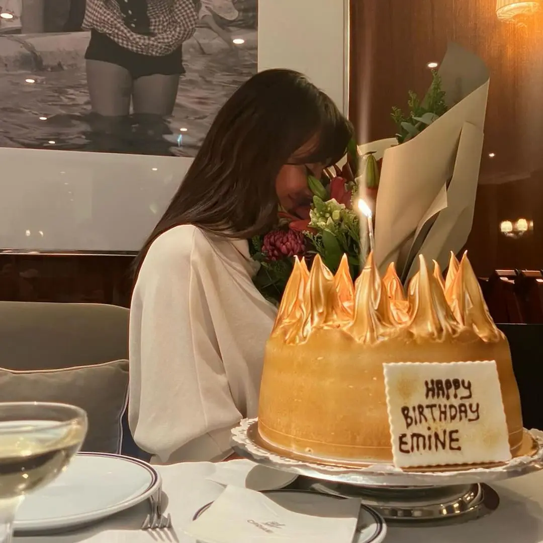 Emina Jahović proslavila 42. rođendan: Oduvala svećice sa zlatne torte ...